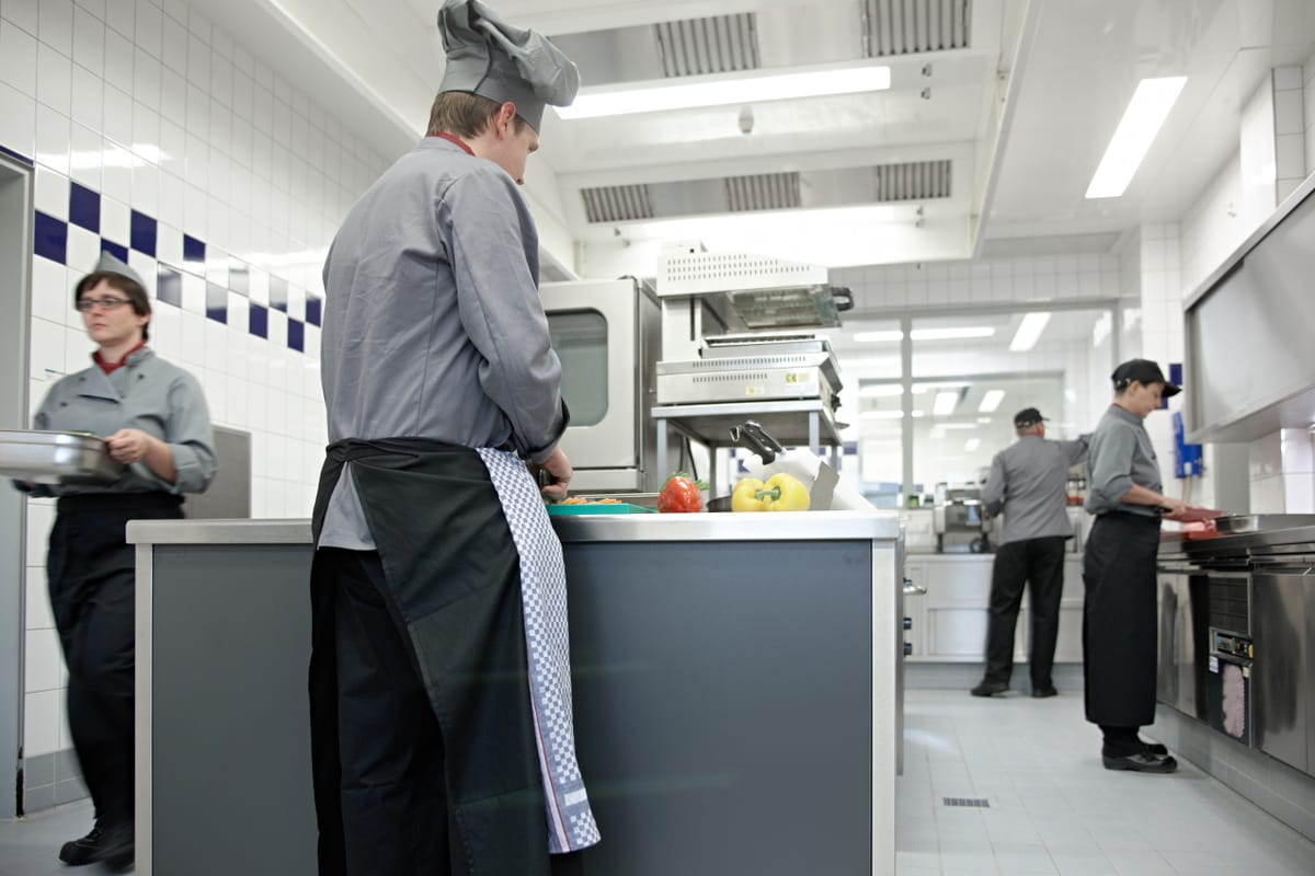 Neue Broschüre: Arbeitsschutz in Küchen auf einen Blick - Die Fleischerei