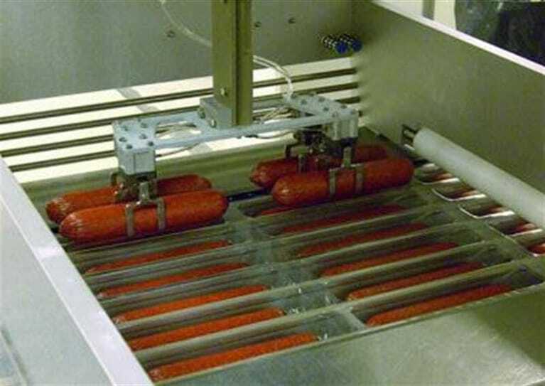 De-clipping, separating, packaging - Die Fleischerei